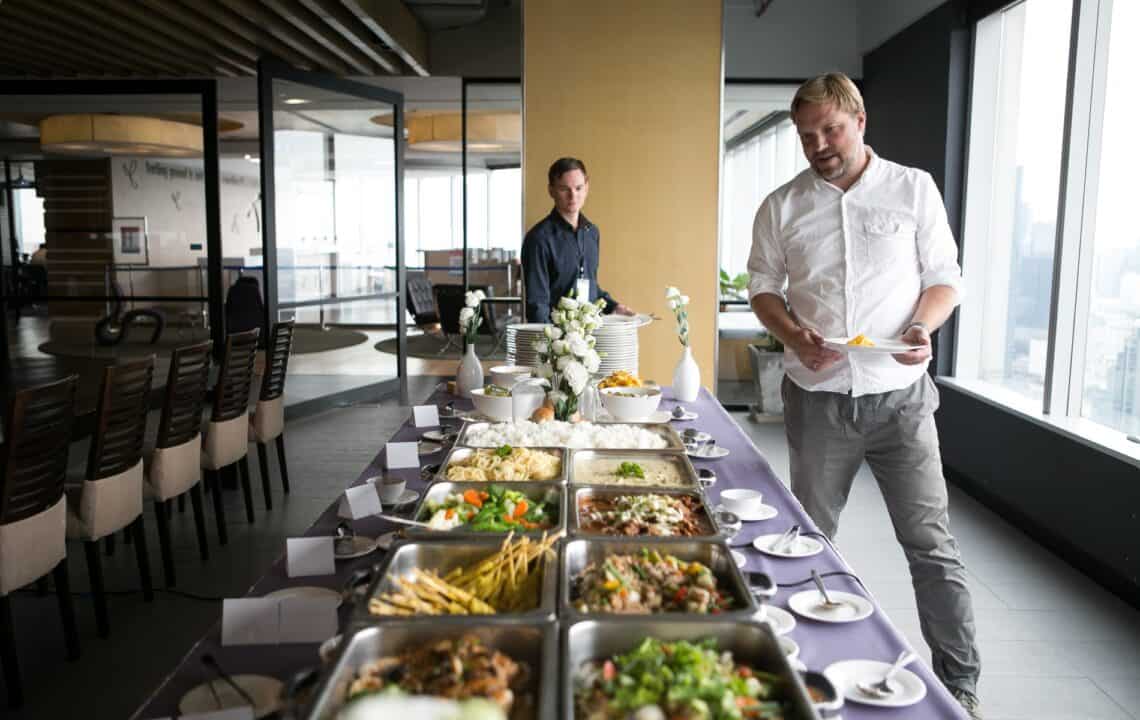 รับเหมาทำโรงอาหาร ดูแลอาหารสวัสดิการพนักงาน | Dee Catering