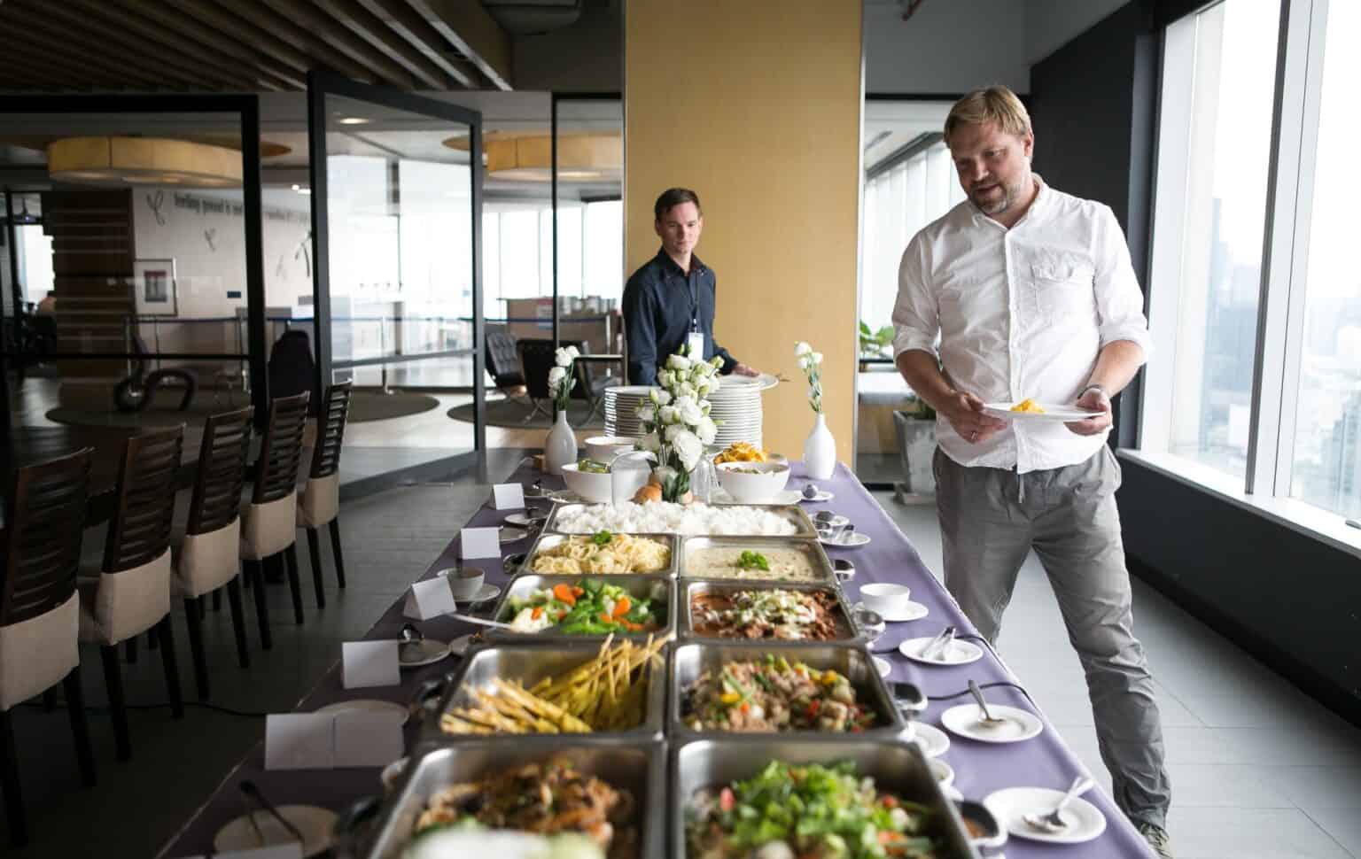 รับเหมาทำโรงอาหาร ดูแลอาหารสวัสดิการพนักงาน | Dee Catering